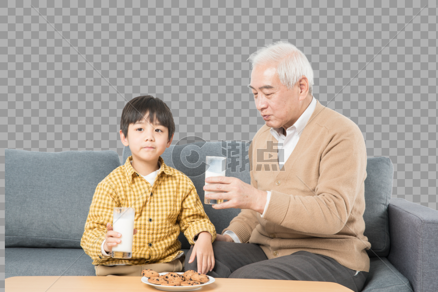 爷孙俩坐在沙发上喝牛奶吃饼干设计元素2465*1643图片素材免费下载-编号537226-潮点视频