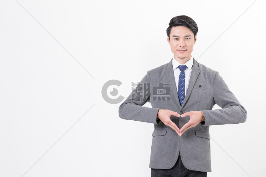 商务男士胸前爱心手势摄影图5760*3840图片素材免费下载-编号643218-潮点视频