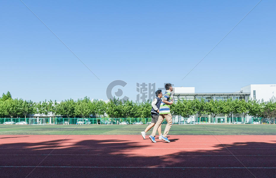 校园操场上运动的人摄影图5546*3574图片素材免费下载-编号648007-潮点视频
