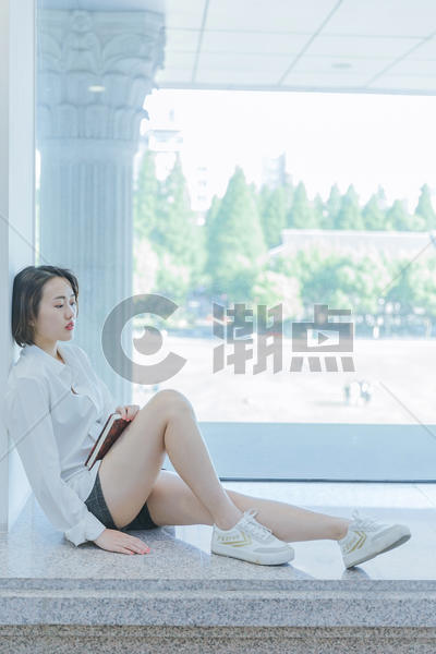 大学图书馆清新女孩学习休息摄影图3648*5472图片素材免费下载-编号648919-潮点视频
