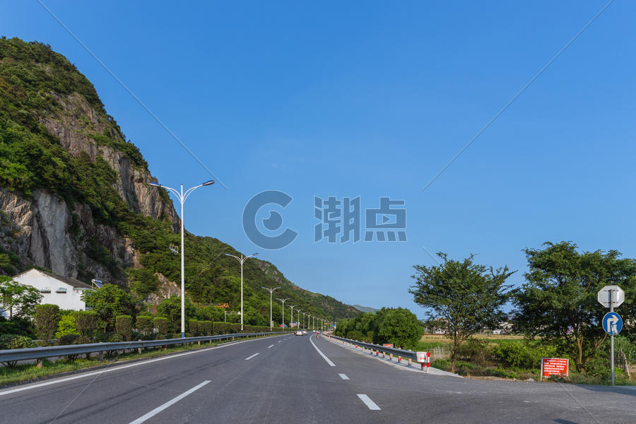 晴天下的大气宽广依山公路摄影图5472*3648图片素材免费下载-编号651291-潮点视频