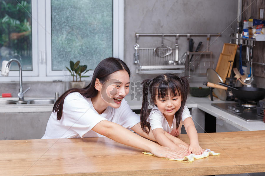 家庭亲子劳动摄影图4644*3096图片素材免费下载-编号656062-潮点视频