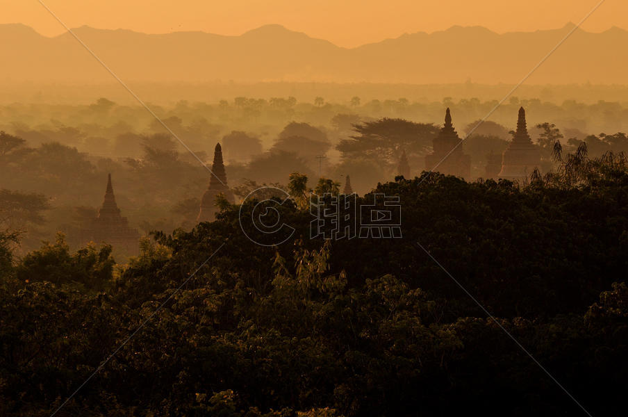 蒲甘古城的佛塔群映衬在朝阳薄雾的群山中摄影图4221*2803图片素材免费下载-编号689814-潮点视频