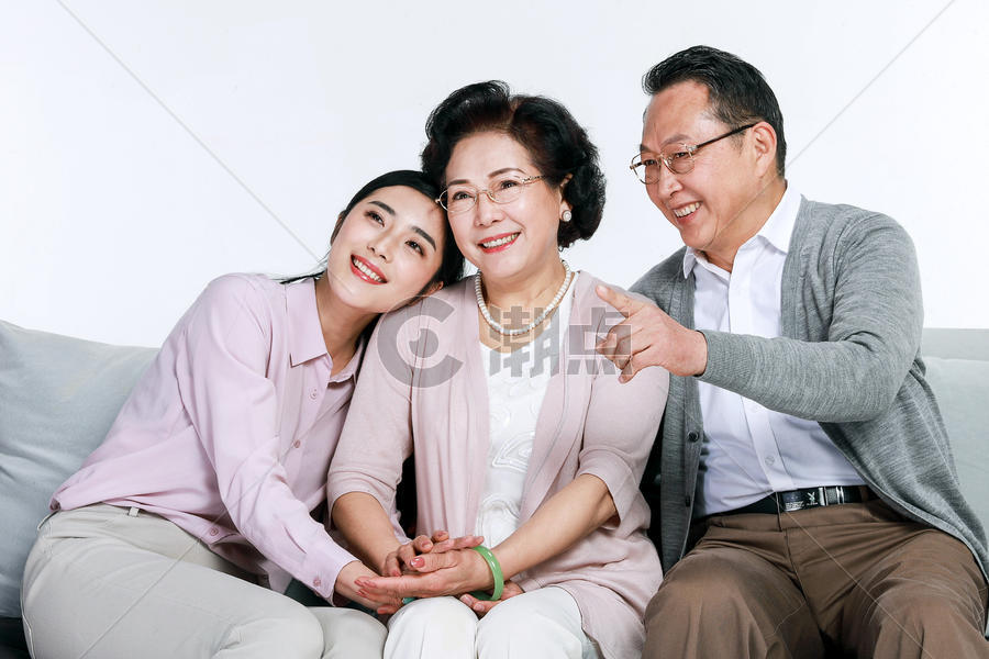 儿女和父母坐在沙发上聊天摄影图4586*3057图片素材免费下载-编号753103-潮点视频