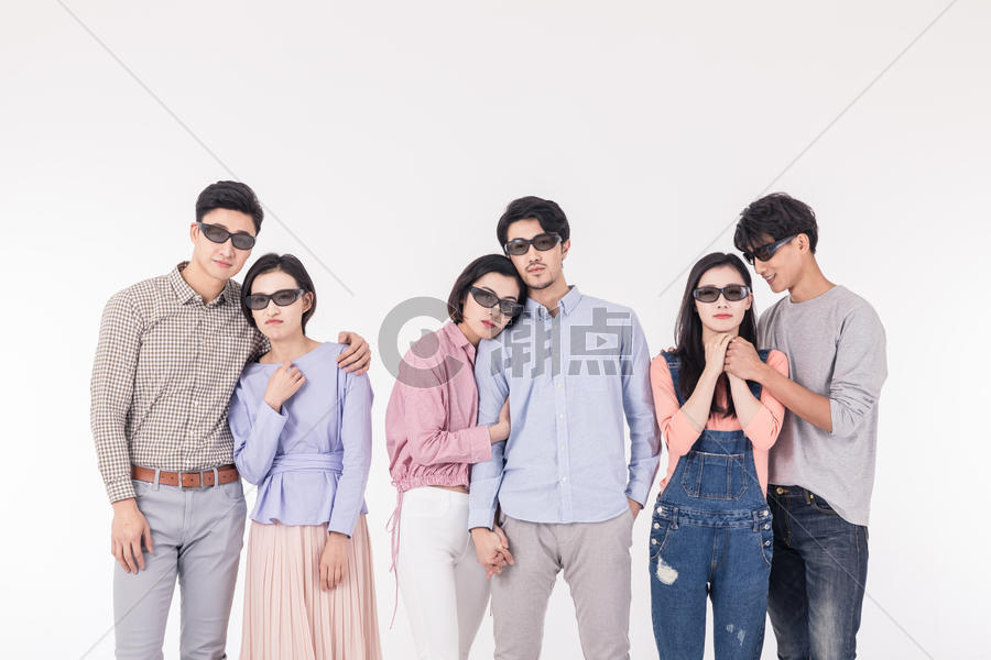 青年聚会看电影棚拍摄影图6720*4480图片素材免费下载-编号768760-潮点视频