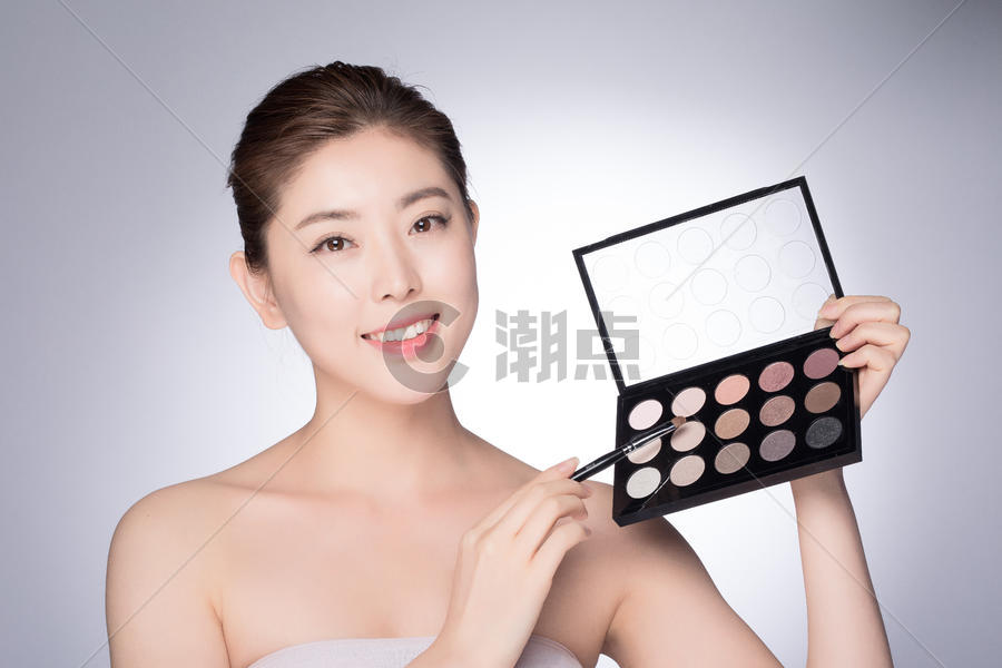 年轻女性化妆涂眼影摄影图6720*4480图片素材免费下载-编号773300-潮点视频