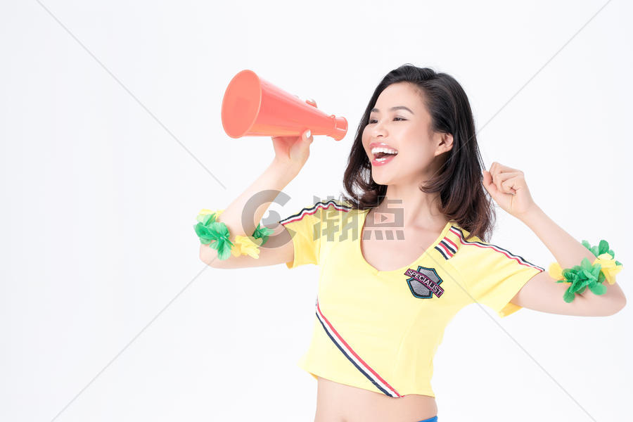 手拿喇叭呐喊庆祝的足球宝贝摄影图6720*4480图片素材免费下载-编号792908-潮点视频