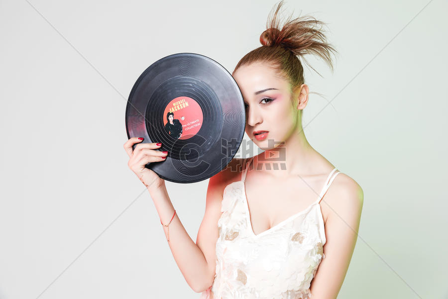 年轻女性色彩创意摆弄碟片摄影图6720*4480图片素材免费下载-编号797867-潮点视频