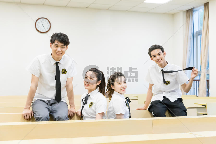 同学毕业季坐在教室里一起拍照合影摄影图6155*4103图片素材免费下载-编号814232-潮点视频