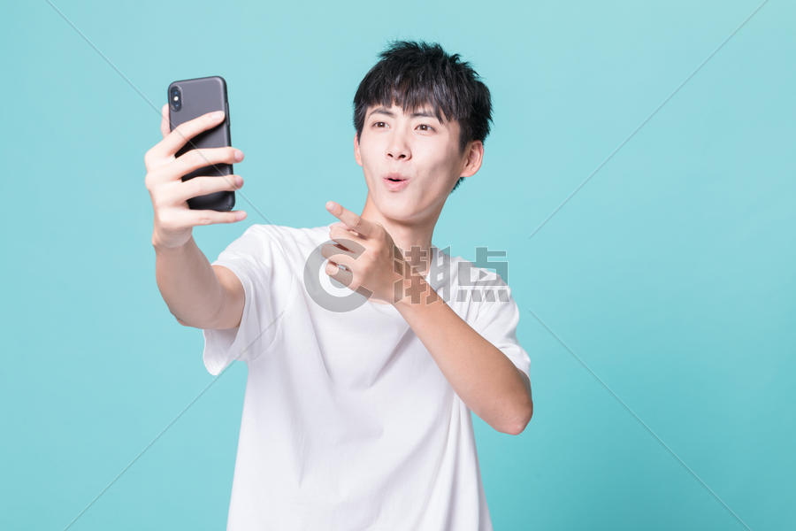 青年男性手机自拍摄影图67204480图片素材免费下载 编号823423 潮点视频