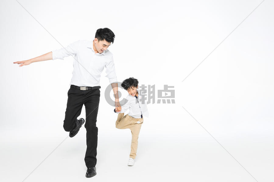 父子跳跃摄影图5943*3962图片素材免费下载-编号829926-潮点视频