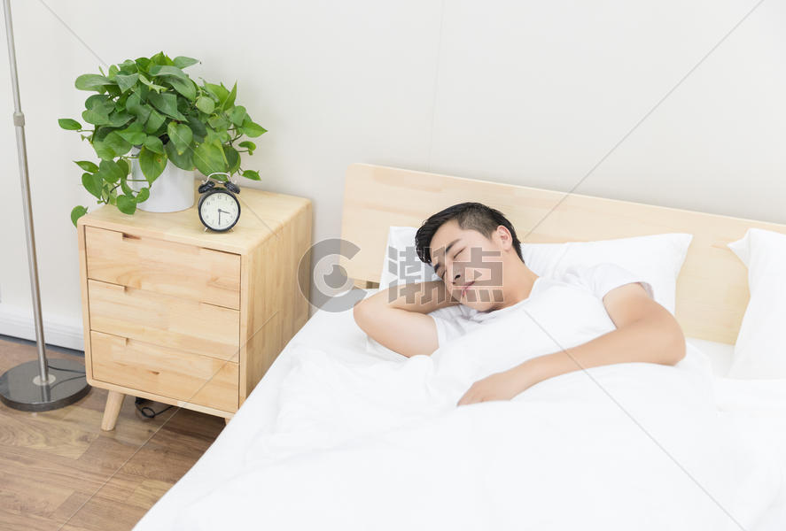 男性睡觉被闹钟吵醒摄影图6528*4416图片素材免费下载-编号865320-潮点视频