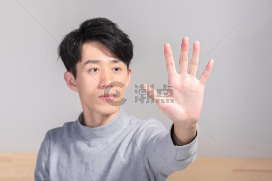 居家男性举手掌姿势摄影图6720*4480图片素材免费下载-编号896222-潮点视频