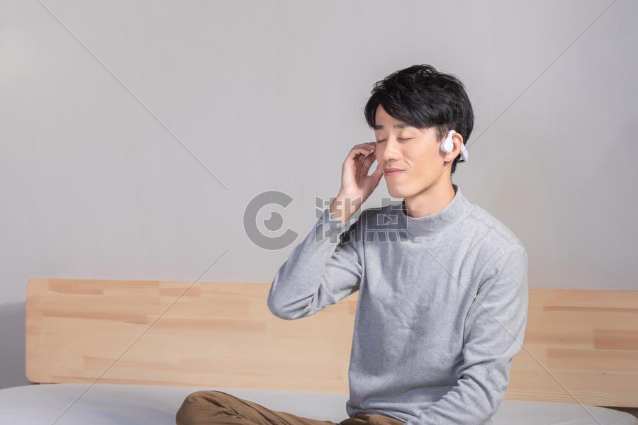 居家男性听歌姿势摄影图6720*4480图片素材免费下载-编号896224-潮点视频