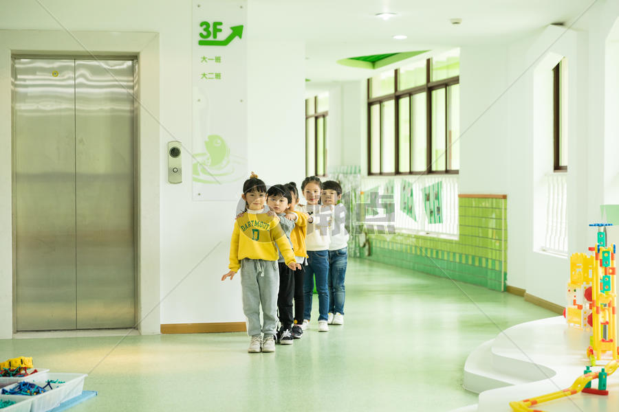 幼儿园儿童排队走路摄影图6133*4089图片素材免费下载-编号910337-潮点视频