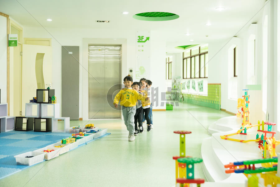 幼儿园儿童排队走路摄影图6240*4160图片素材免费下载-编号910340-潮点视频