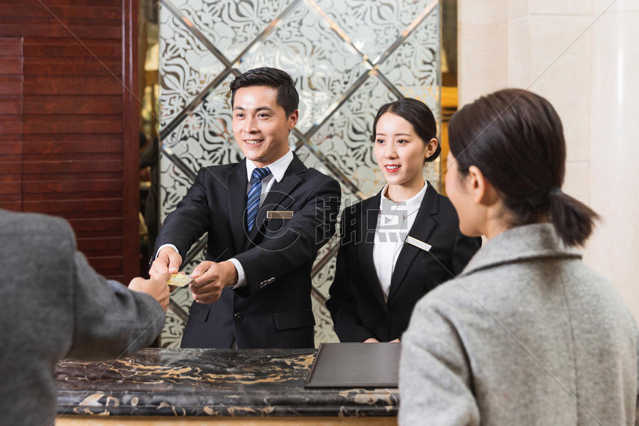 酒店前台给顾客办理入住摄影图5332*3555图片素材免费下载-编号917394-潮点视频