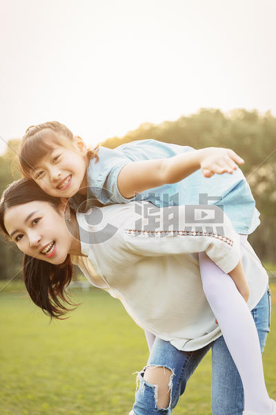 青年母女户外游戏摄影图4480*6720图片素材免费下载-编号947546-潮点视频