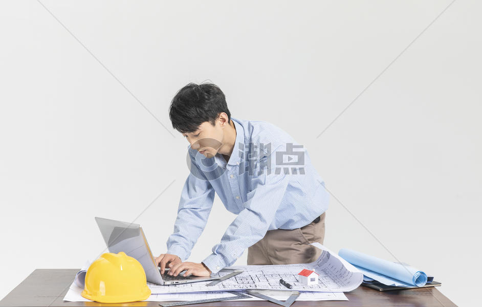 工程师用电脑查阅资料摄影图6292*4009图片素材免费下载-编号961644-潮点视频