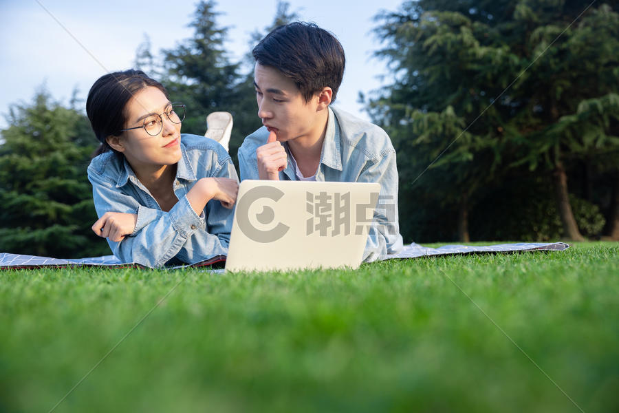 青年情侣户外使用电脑摄影图6240*4160图片素材免费下载-编号964282-潮点视频