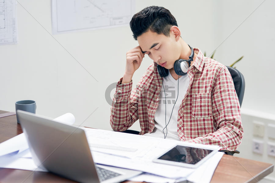 年轻男设计师工作劳累摄影图6720*4480图片素材免费下载-编号967569-潮点视频