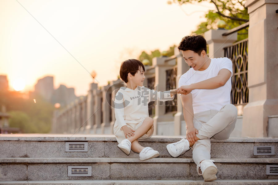 父子亲密约定摄影图6720*4480图片素材免费下载-编号982371-潮点视频