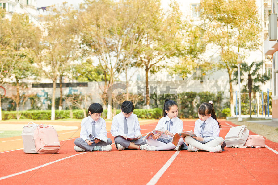 小学生操场上看书摄影图6237*4158图片素材免费下载-编号986807-潮点视频