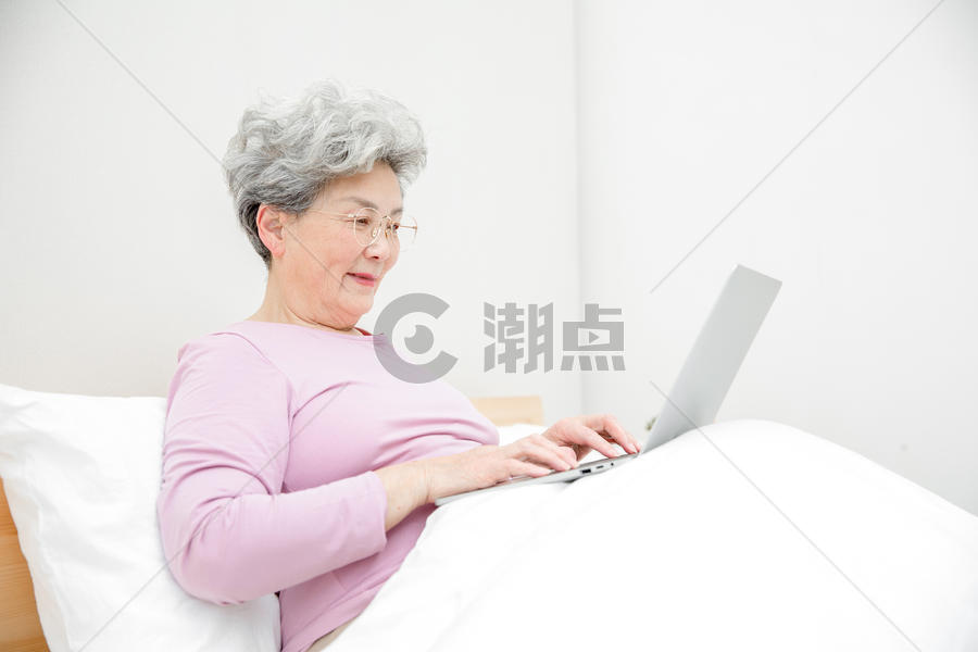 老人床上玩电脑摄影图6720*4480图片素材免费下载-编号991972-潮点视频