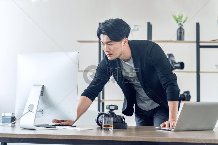 摄影师在工作室工作摄影图7674*5119图片素材免费下载-编号992880-潮点视频