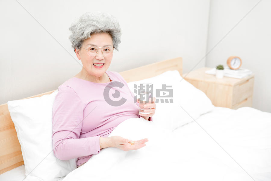 老人吃药摄影图6720*4480图片素材免费下载-编号995658-潮点视频